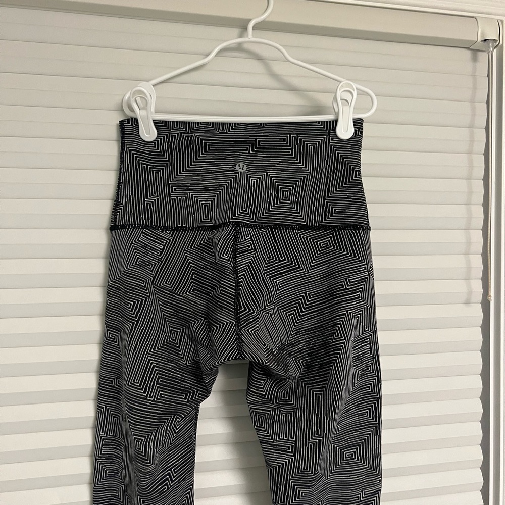 Lululemon Black And White Geometric Pattern Wonder Un… - Gem